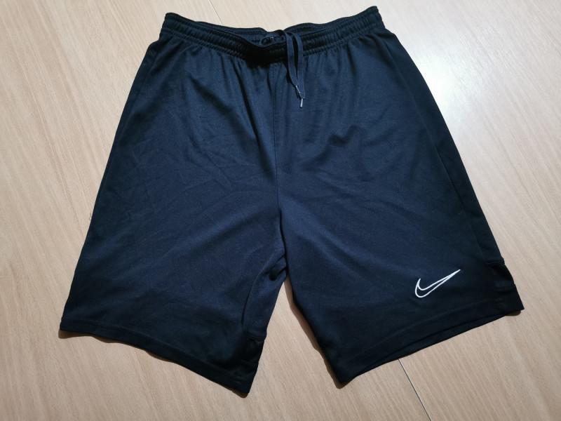 7. Nike DRI-FIT ODLICAN SORTS 158 - 170 cm oko S