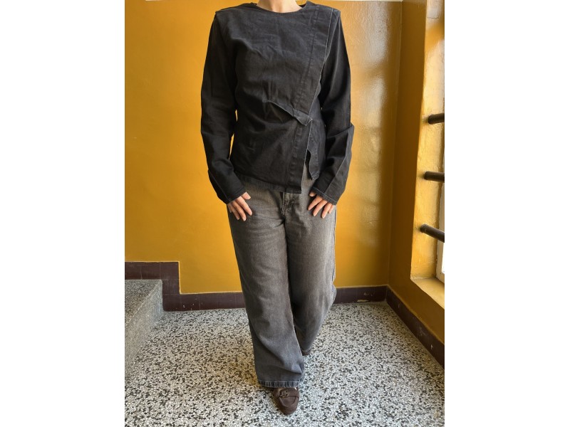 COS MODERNA BLUZA SA NAGLASENIM RAMENIMA-akcija