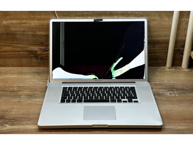 MacBook Pro "Core i7" 2.4 17" Late 2011 TOP