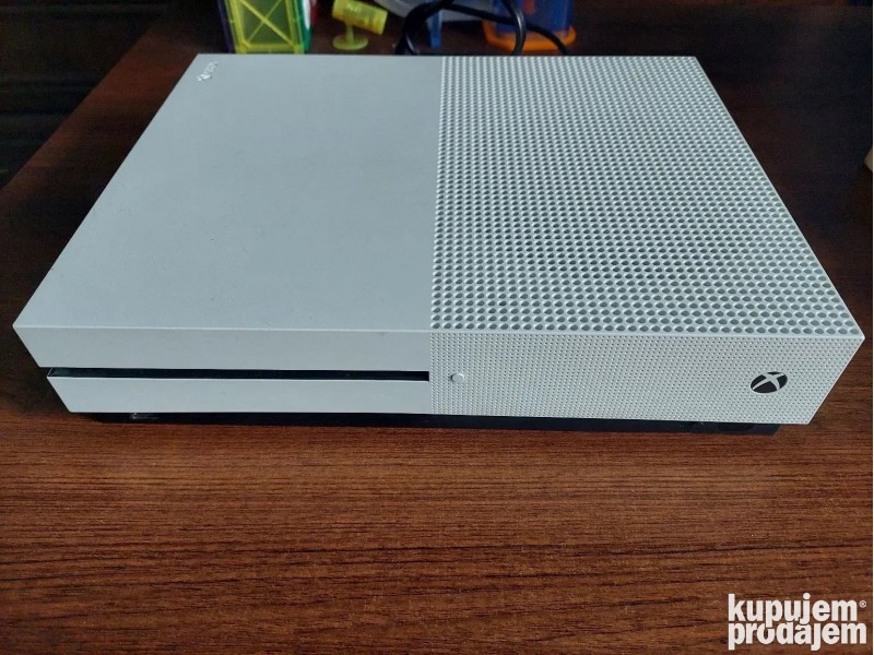 Xbox One S 500GB (100% health) sa naponskim i HDMI kabl
