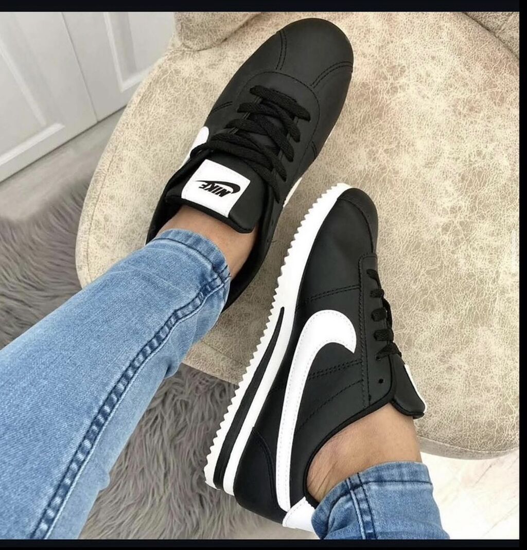 Nike Cortez patike – crno‑bele - Klasičan Cortez dizajn sa