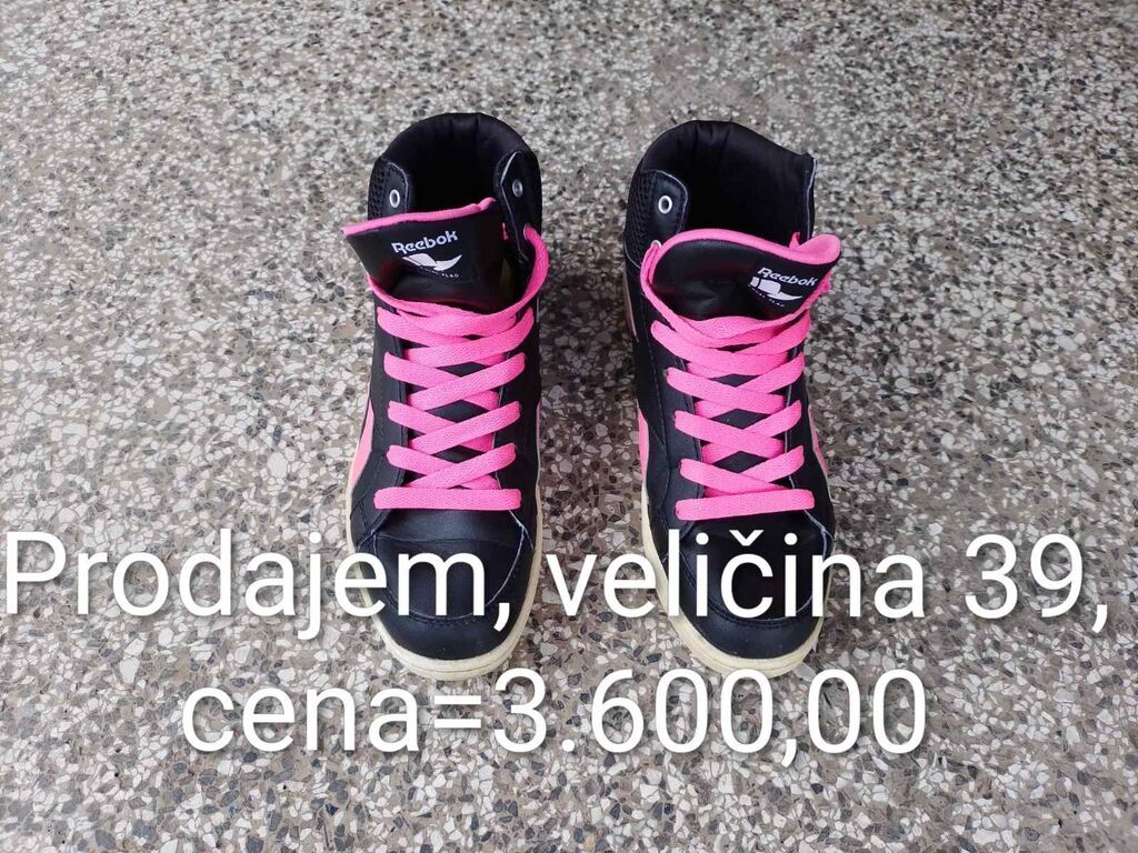Patike Reebok, visoki model, u crnoj boji sa upadljivim roze