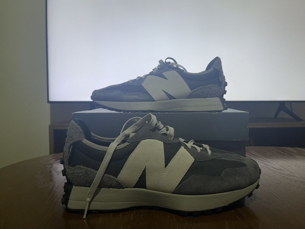 New Balance 327 patike – siva/ugljen kombinacija Broj: 45