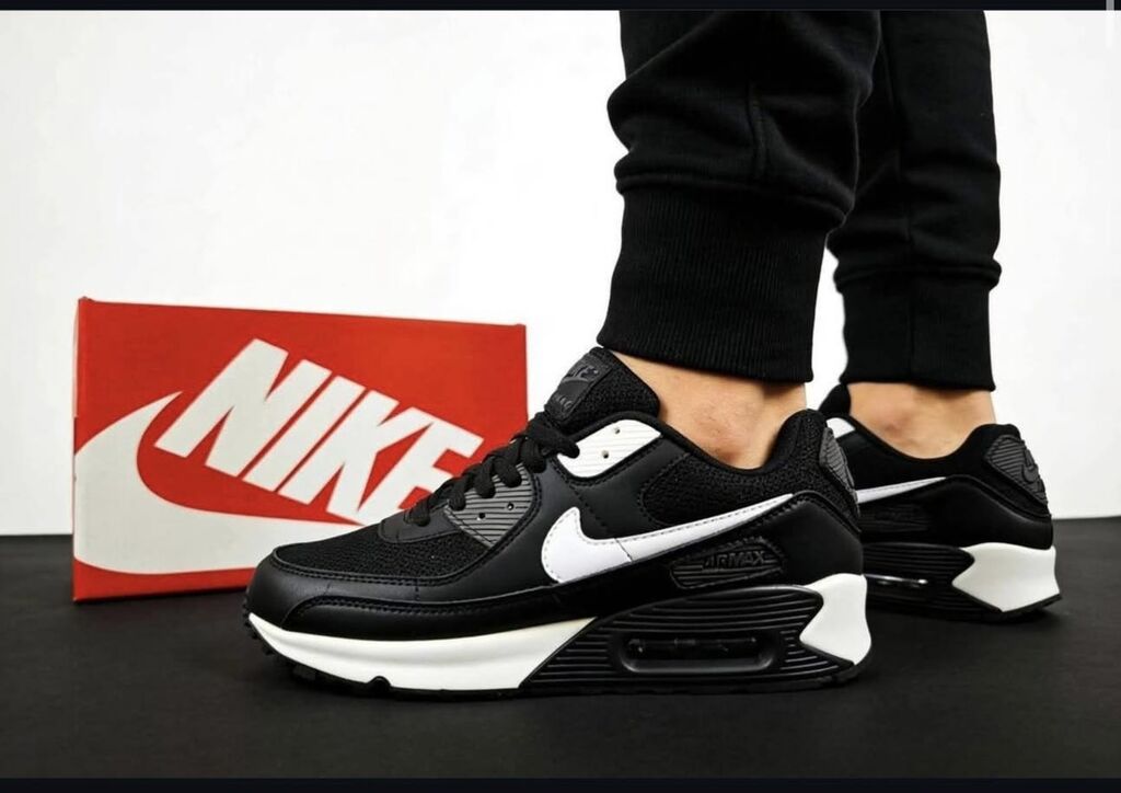 Nike Air Max 90 patike – crno‑bele - Silueta klasika Air Max 90 sa