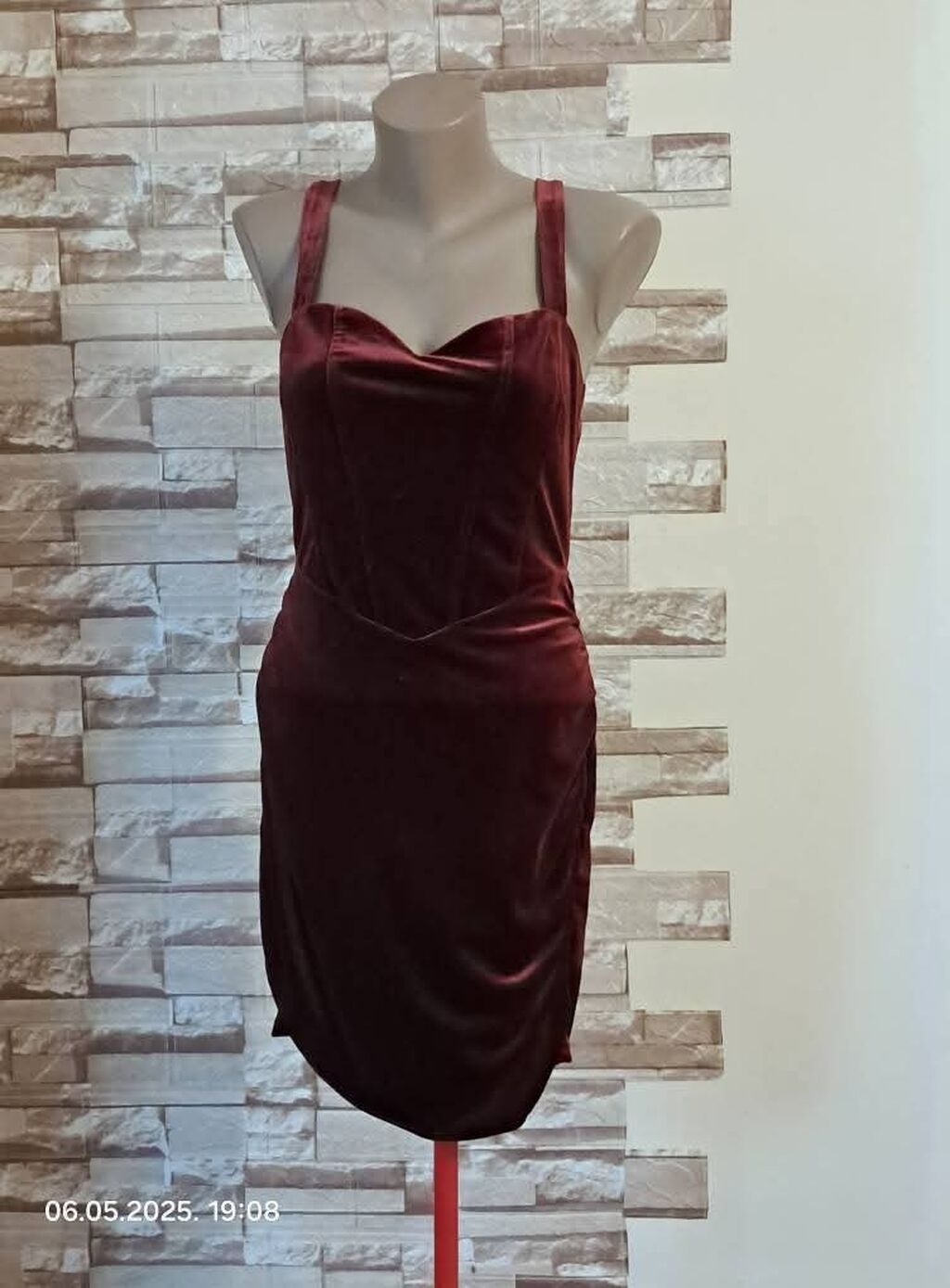 Elegantne haljine – izbor modela 1) Bordo mini haljina od somota -