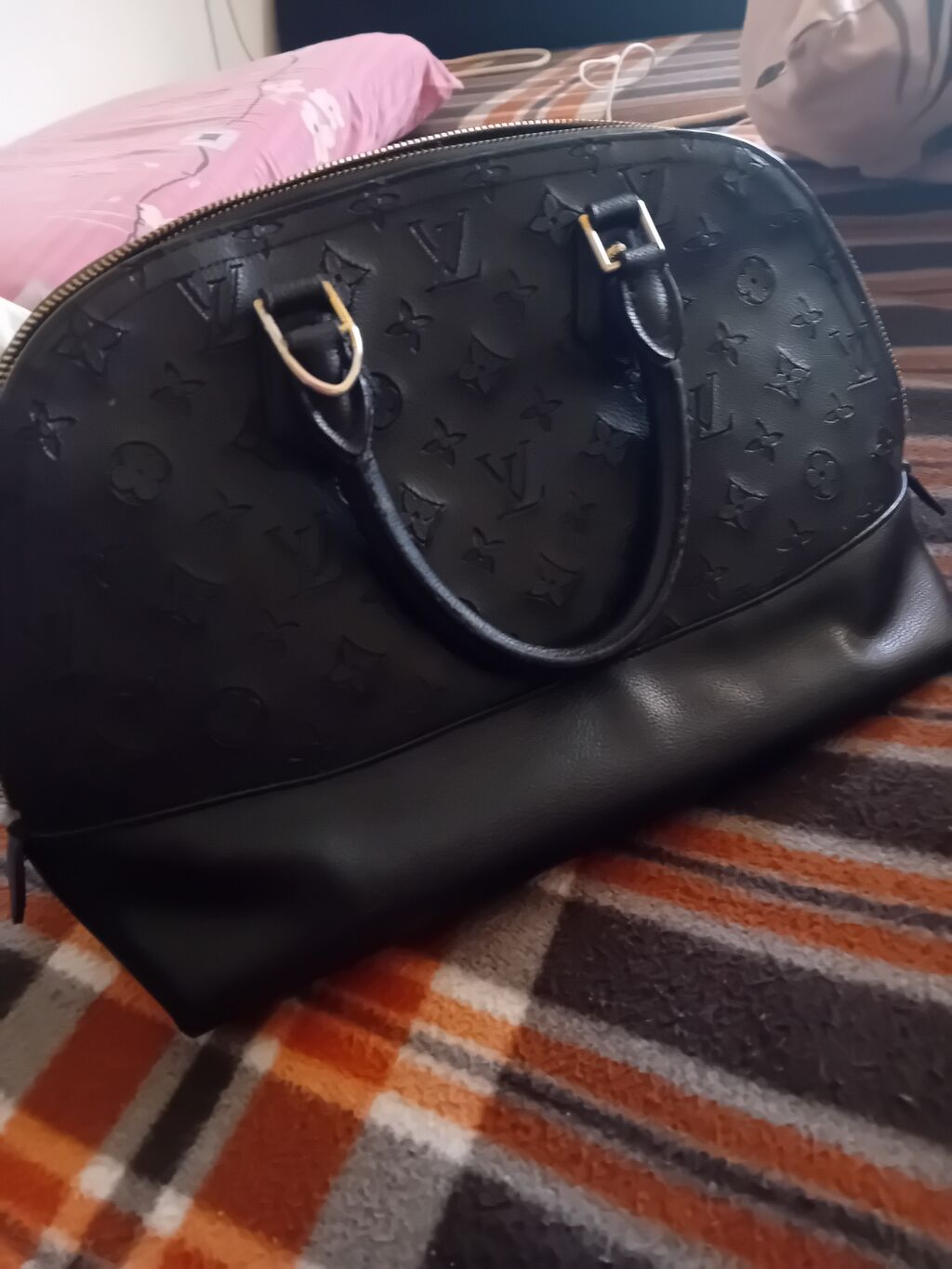 Louis Vuitton crna torba – monogram reljef - Materijal: crna koža sa