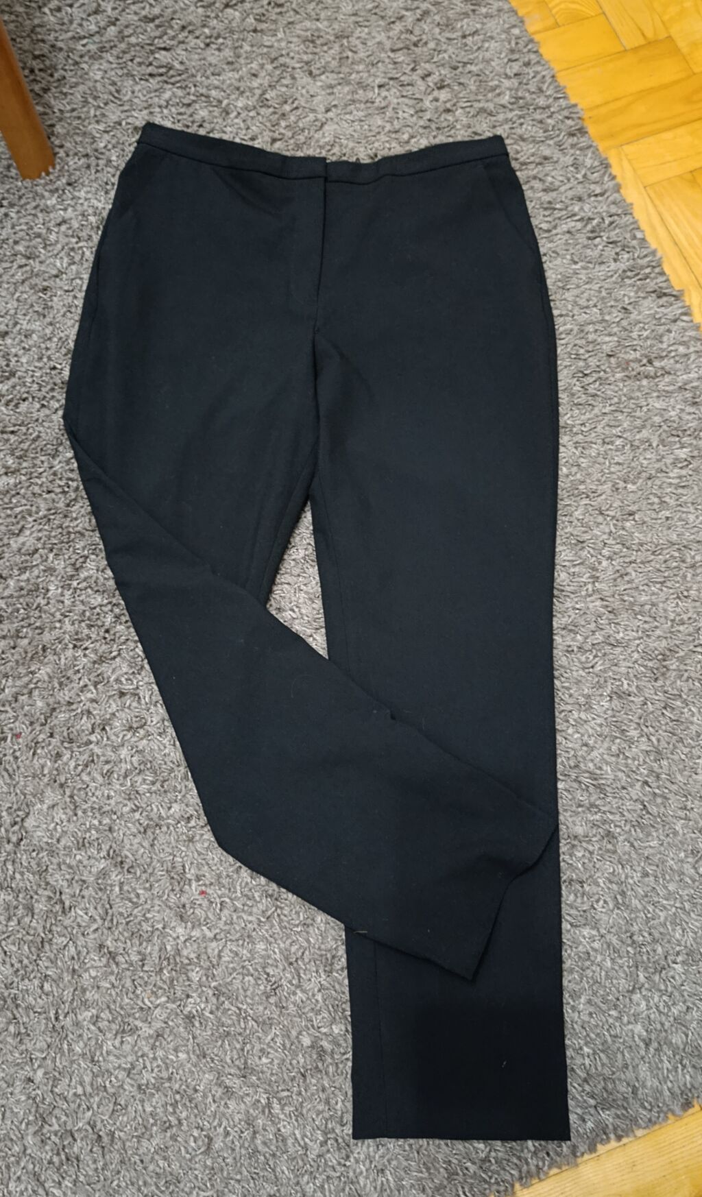 H&M crne poslovne pantalone,obučene su par puta,kao nove
