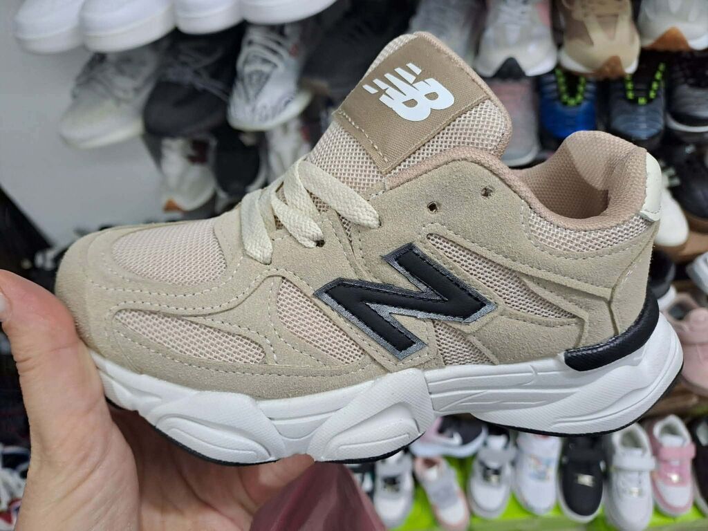 Patike New Balance – bež - Dizajn: klasičan NB stil sa istaknutim “N”