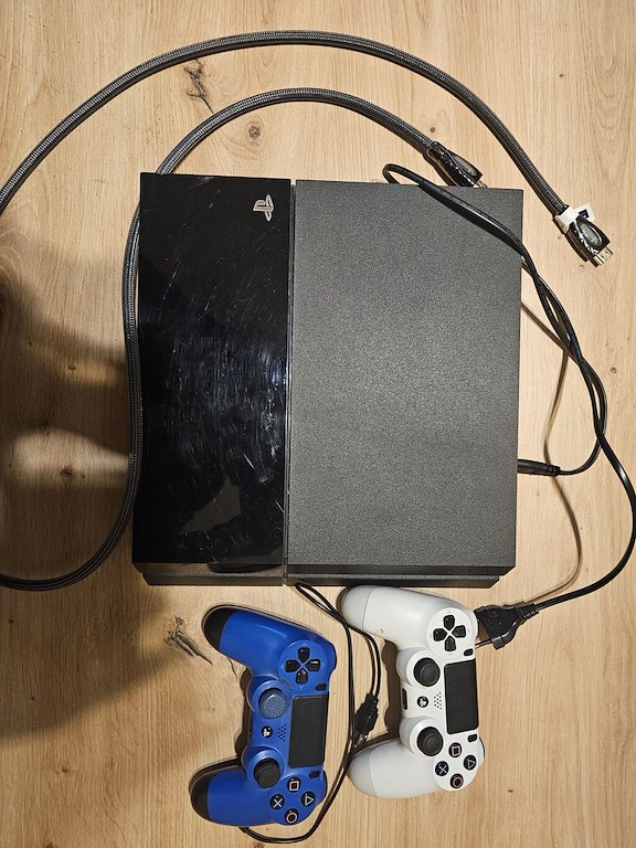 PlayStation 4 konzola (originalni model) sa dodatnom opremom. U