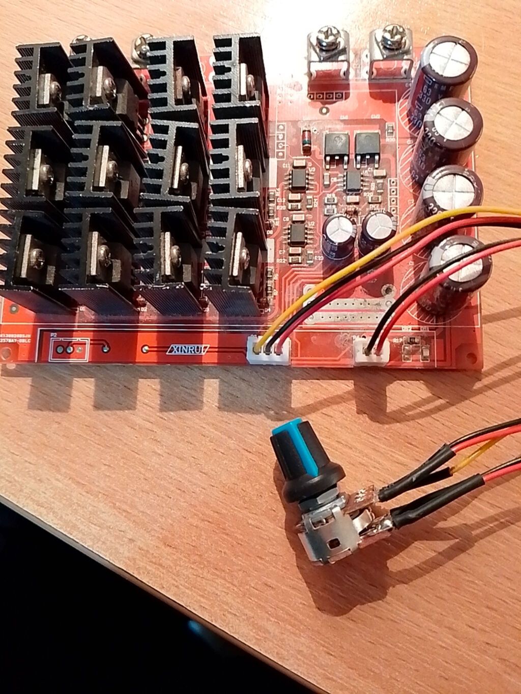 NEISPRAVAN regulator sa slike - za delove. Ide u kompletu, onako kao