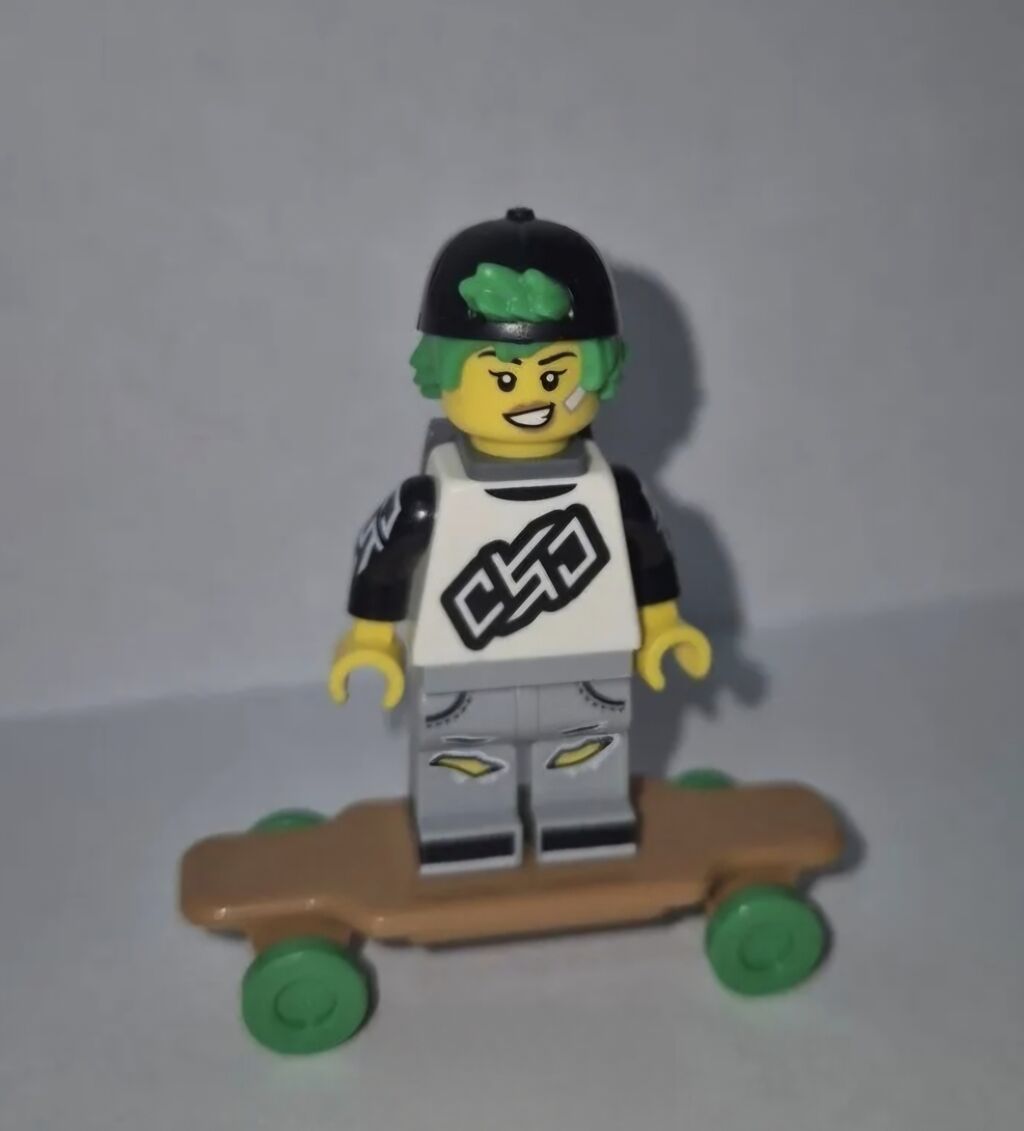 Lego figurica Skateboard girl iz serije 27 lego minifigure u odličnom