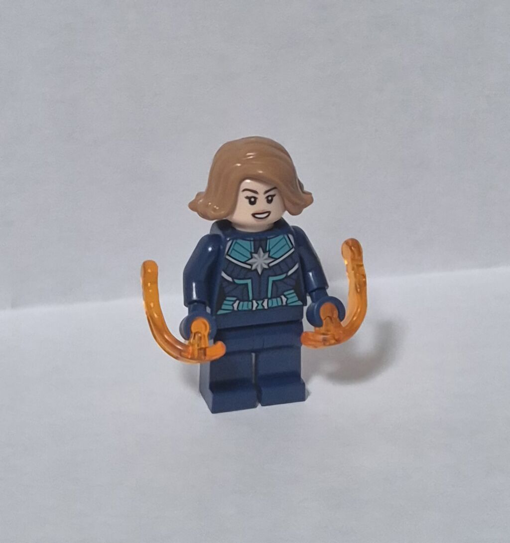 Lego figurica Captain Marvel u odličnom stanju,original lego, sa dva