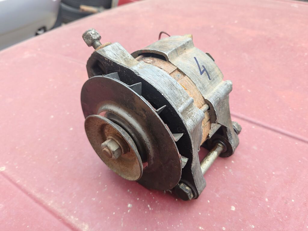 Alternator Lada 21213 Niva,2104,2107 Riva br.4. Polovno, ocuvano