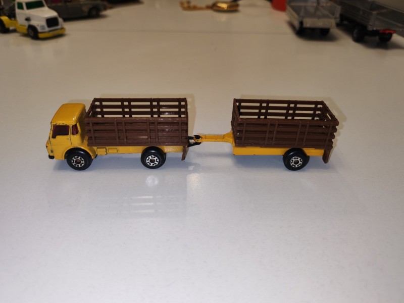 Stari Kamion sa Prikolicom Matchbox Dodge Cattle Truck