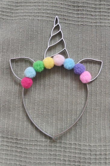 Nov rajf jednorog sa usima i sarenim kuglicama