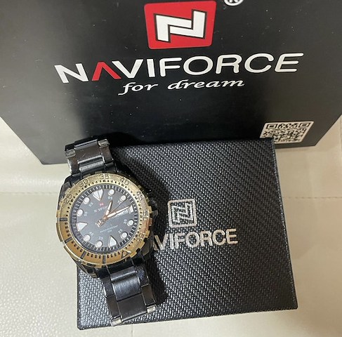 Naviforce crno zlatni sat