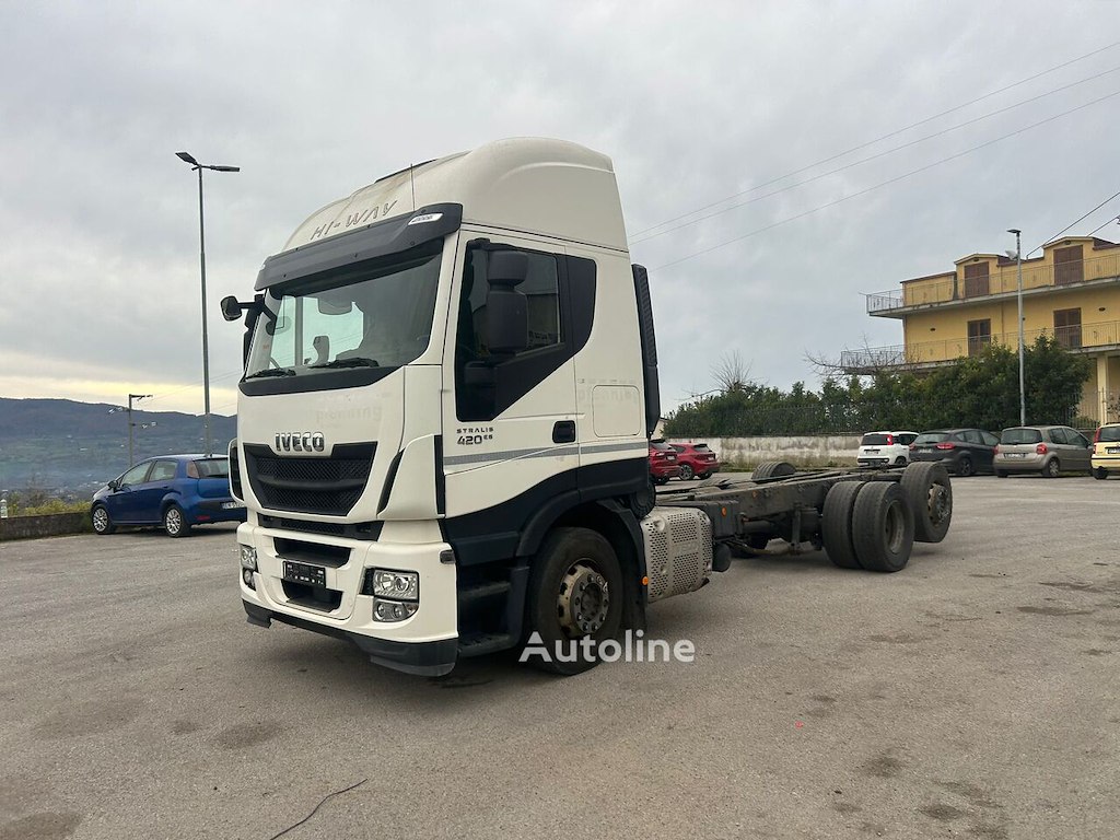 IVECO Stralis 260S42 kamion s ravnom platformom