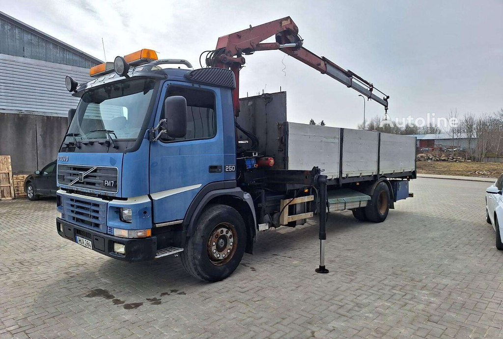 Volvo FM7 kamion s ravnom platformom
