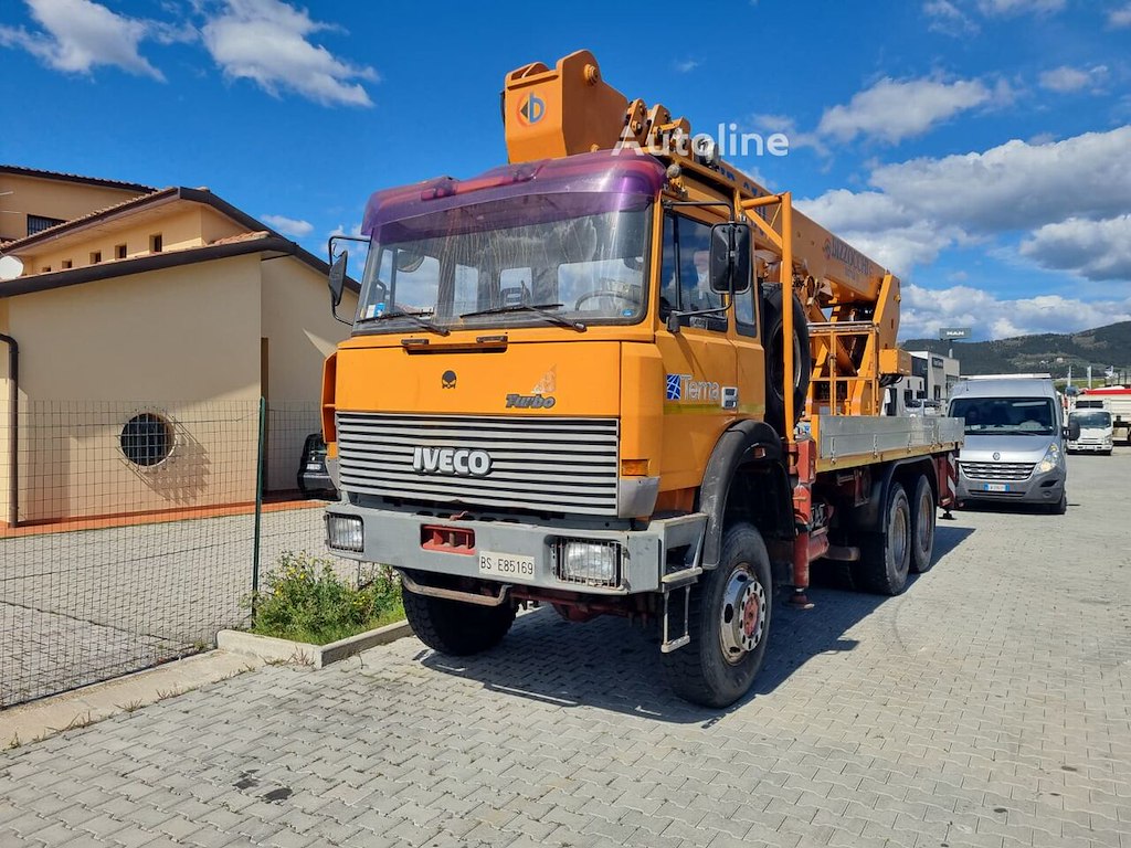 IVECO 330.36 kamion s ravnom platformom