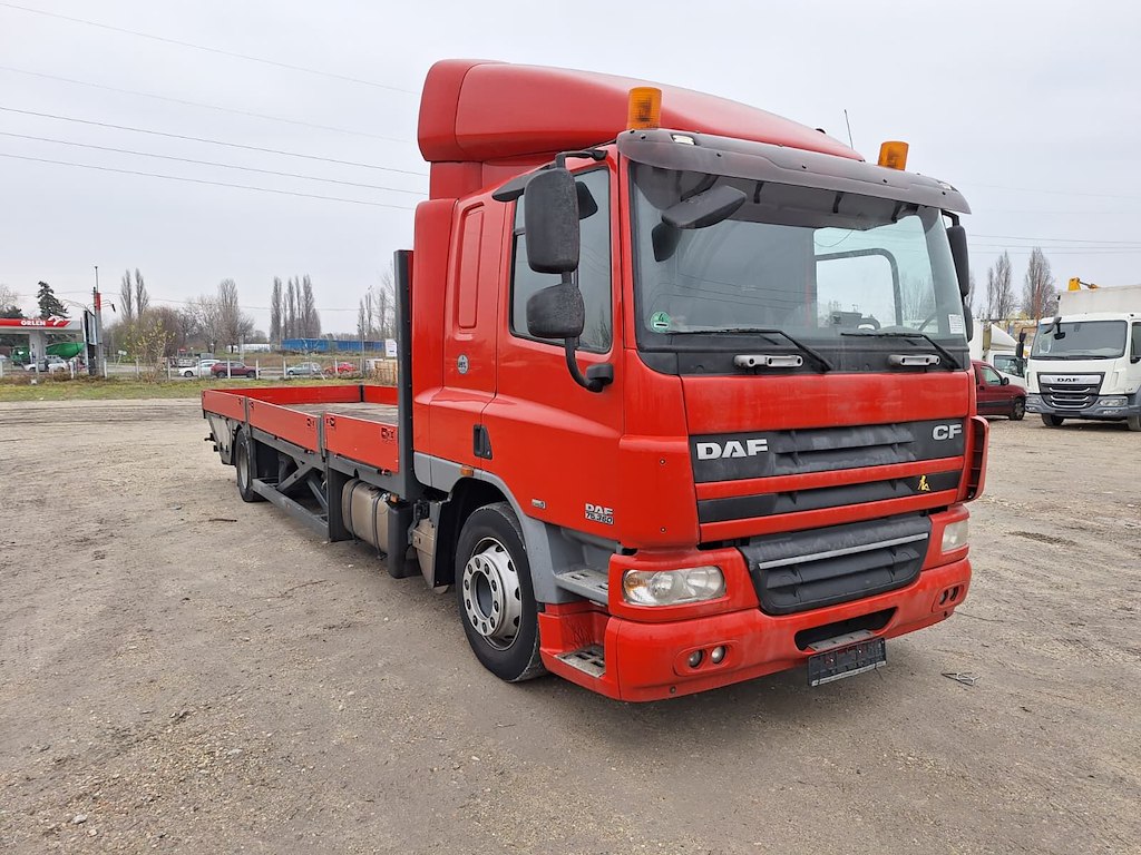 DAF CF 75.360 - machine transport trailer kamion s ravnom platformom