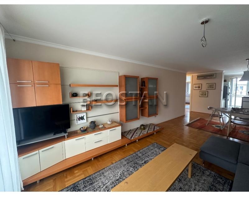 Novi Beograd - Arena blok 22 #66905
1.100 €