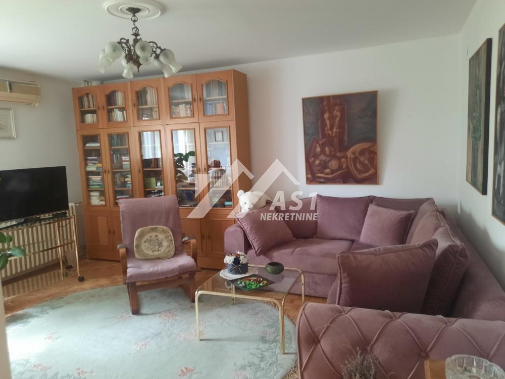 IZDAJE SE DVOIPOSOBAN STAN NA LIMANU III ID#6263
400 €