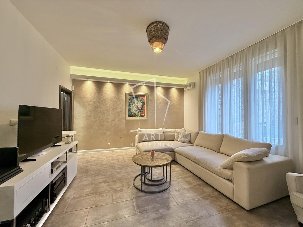 Lux kuća, odlična lokacija, mereno 280m2 ID#14617
3.800 €
