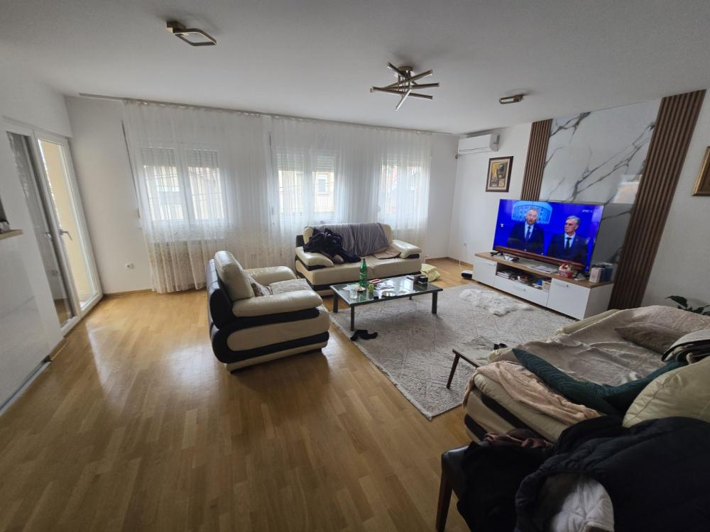 Borča, izdaje se kuća i lokal 315m2 ID#19182
2.200 €
