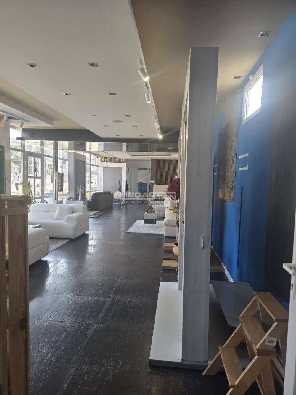 Lux prazan lokal, veliki izlog ka ulici
2.650 €