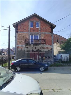 Na prodaju kuca 224m2 i plac 3.2a