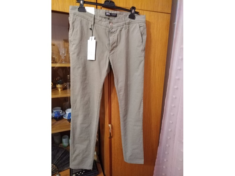 Zara pantalone, nove