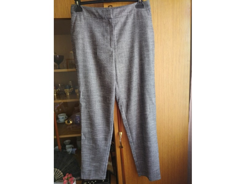 Nove sive pantalone
