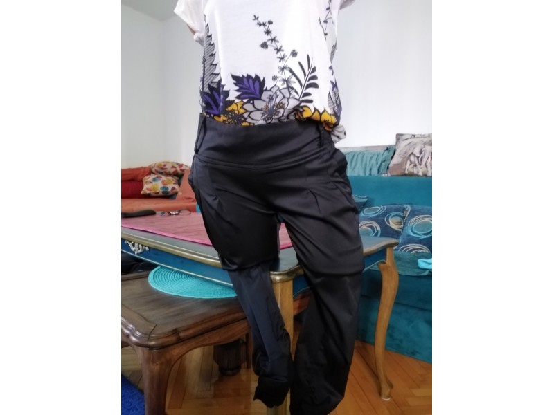 SUKSE, elegantne pantalone-bermude, 38 i poklon