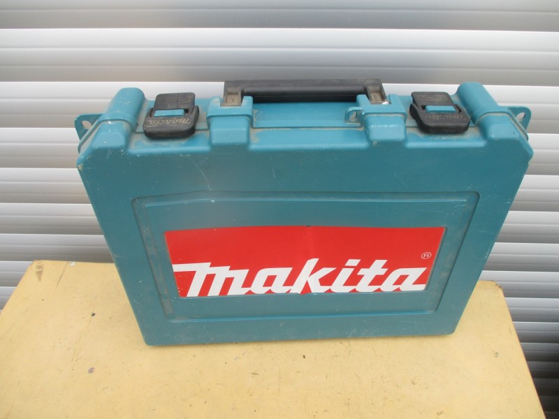 MAKITA 6337D odlicna busilica,dve baterije,punjac