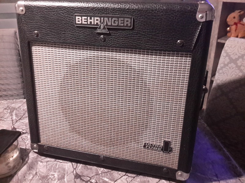 BEHRINGER gitarsko pojacalo