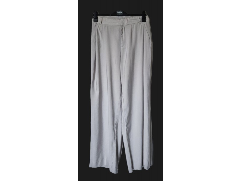 ZARA...LEPRSAVE PANTALONE-KAO NOVE VEL.M