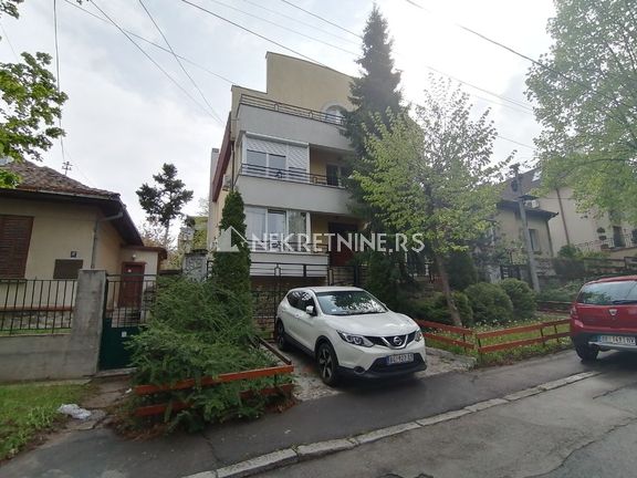 Izuzetna kuca na mirnoj lokaciji u centru, pogodna za poslovni prostor i/ili rezidenciju, stanovanje