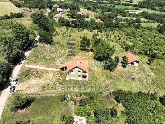 Ripanj, 1h i 43ara zemljišta, kuća 204m2