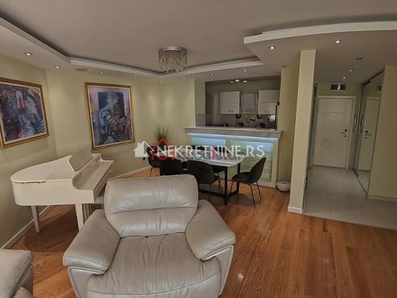 Lux stan sa klavirom kod Arene