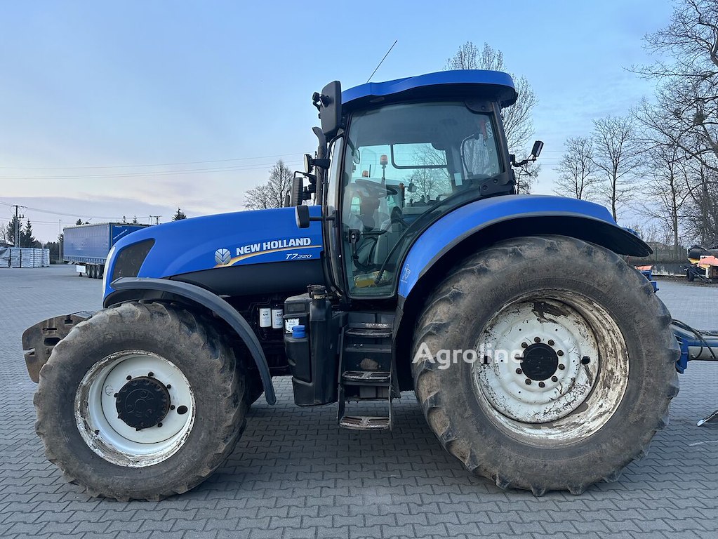 New Holland T7.220 traktor točkaš
