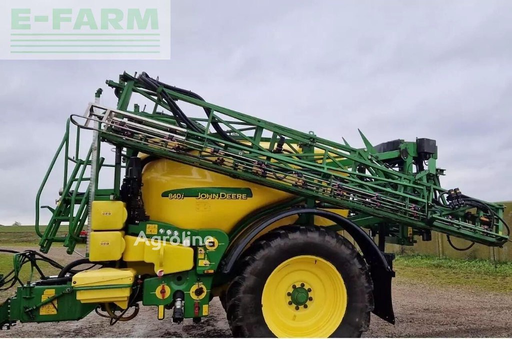 John Deere 840i vučena prskalica