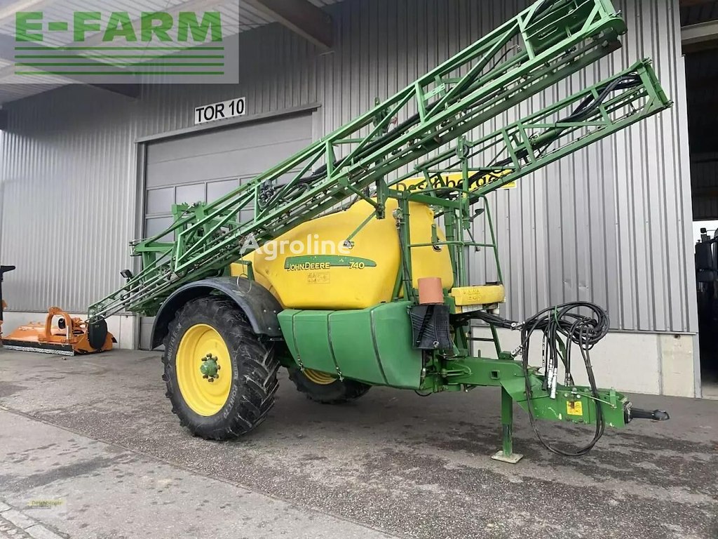 John Deere 740 - 28 m vučena prskalica