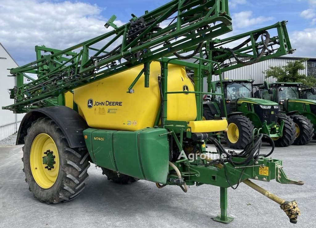 John Deere M 740 i vučena prskalica