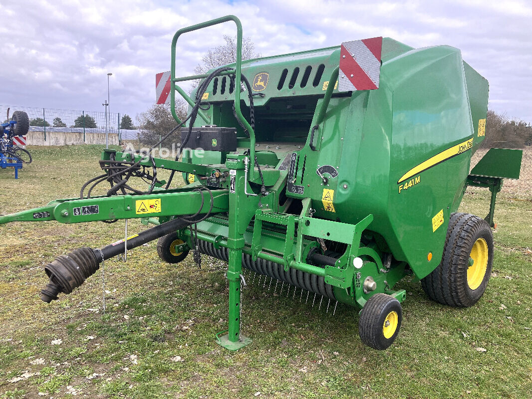 John Deere F441M balirka za okrugle bale