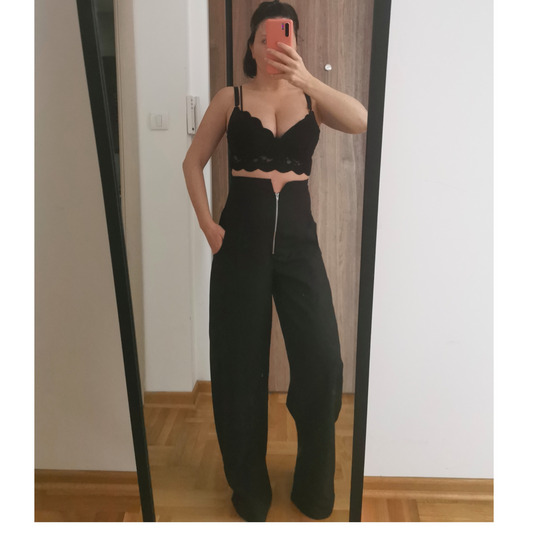 Nove pantalone sa etiketom i zarin top