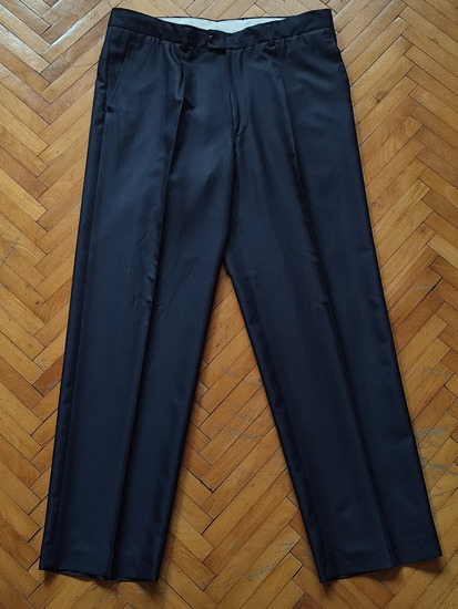 Vrh sjajne muske elegantne pantalone