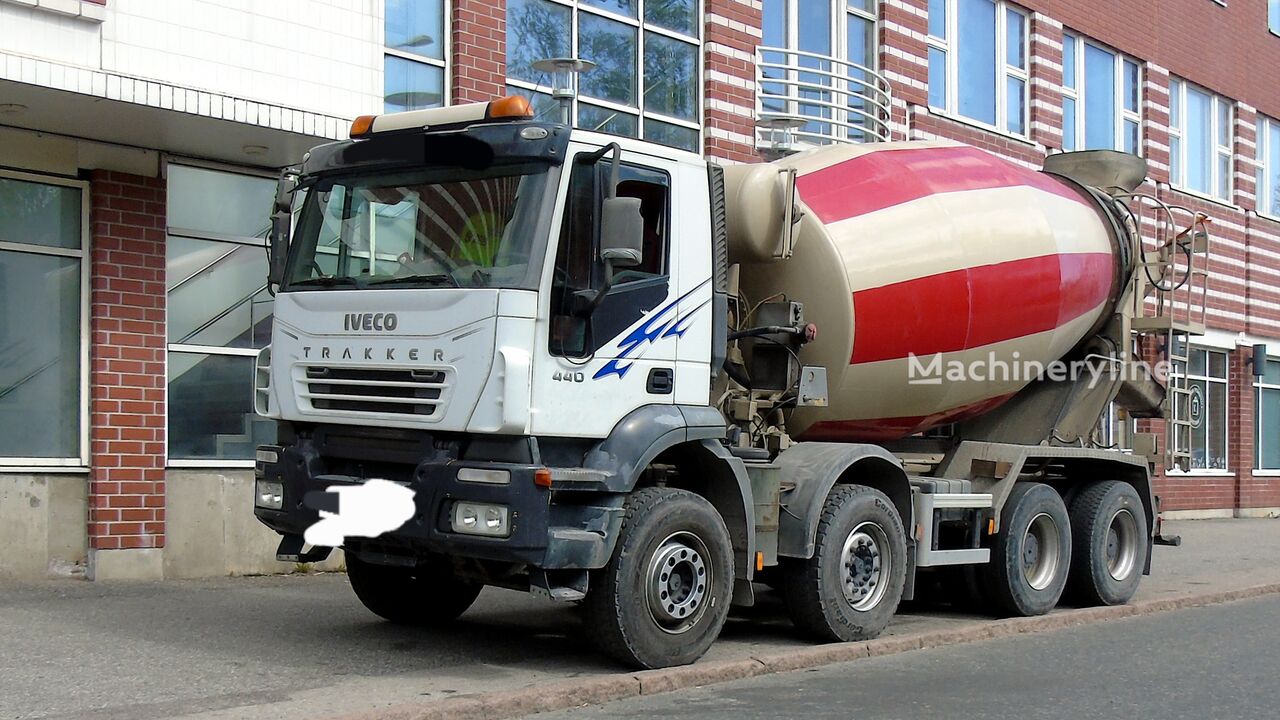 Liebherr na šasiji IVECO Trakker 440 kamion s mešalicom za beton