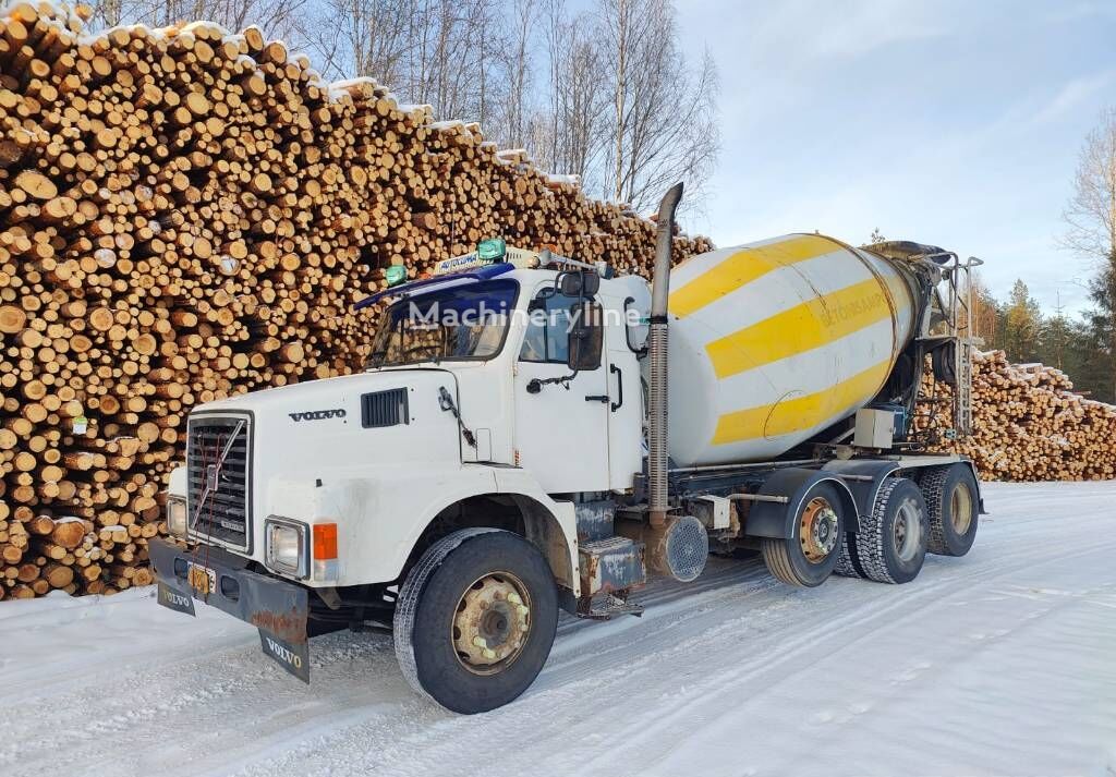 Kart na šasiji Volvo N 12 kamion s mešalicom za beton