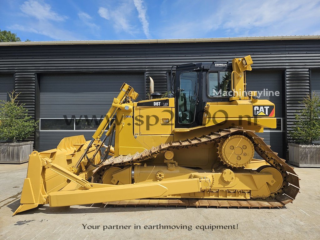 Caterpillar D6T buldožer