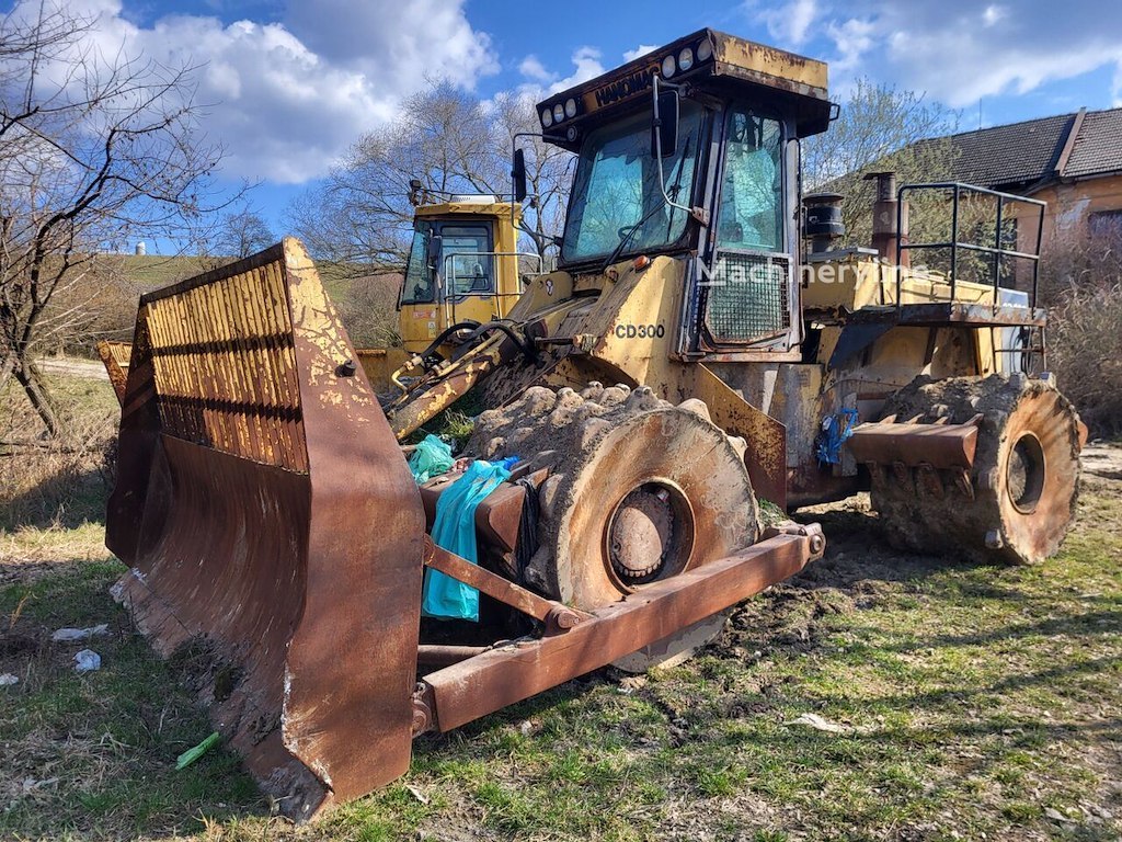 Prodaje se Komatsu HANOMAG CD300 kompaktor na aukciji